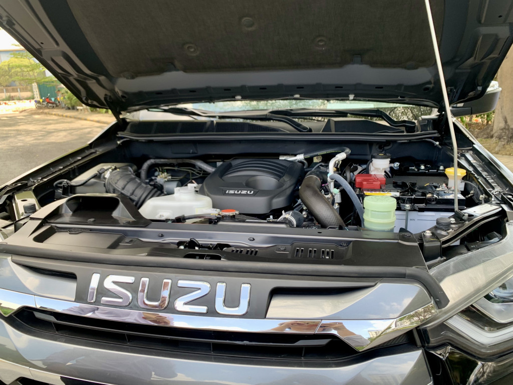 gia-xe-7-cho-isuzu-mu-x-premium-19-4x4-at - Xe Tải TP HCM