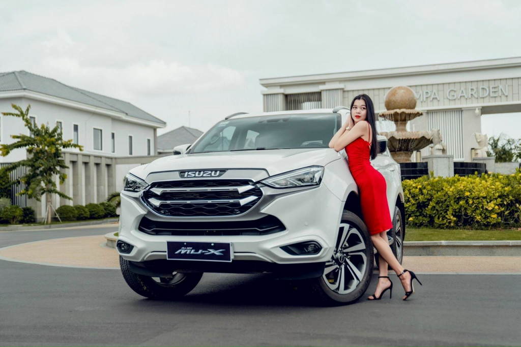 gia-xe-7-cho-isuzu-mu-x-premium-19-4x4-at - Xe Tải TP HCM