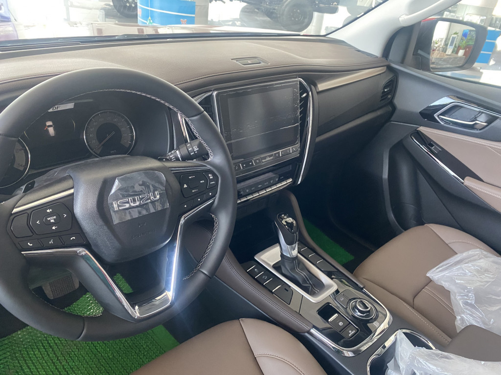 gia-xe-7-cho-isuzu-mu-x-premium-19-4x4-at - Xe Tải TP HCM